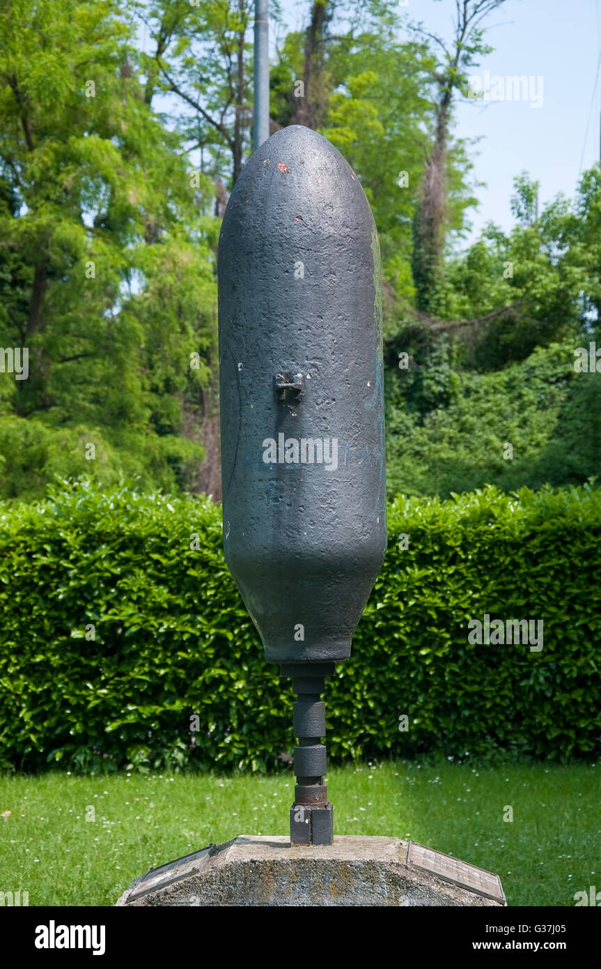 World war ii bomb memorial hi-res stock photography and images - Alamy