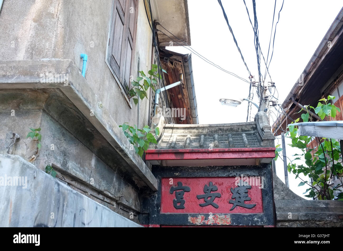 Traditional wooden chinese gate at entrance Stock Photo - Alamy