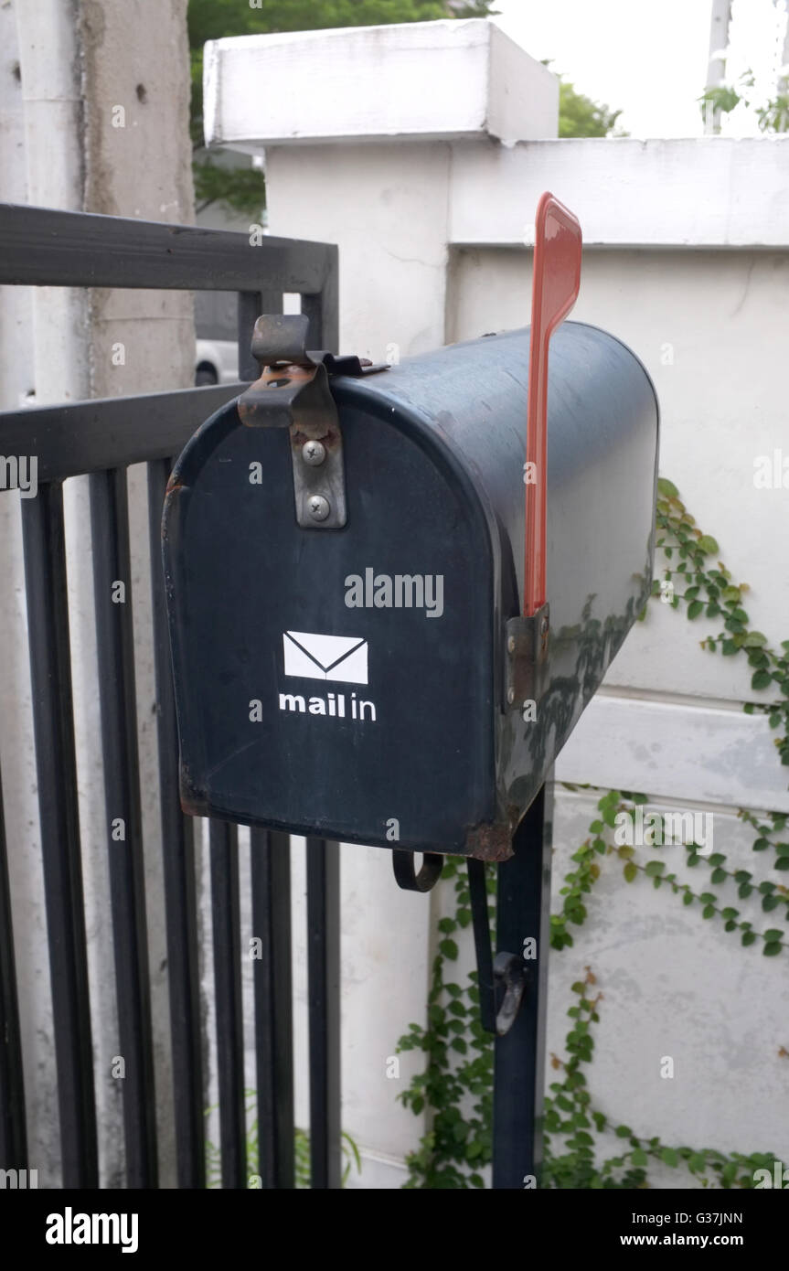 Black mailbox hi-res stock photography and images - Alamy