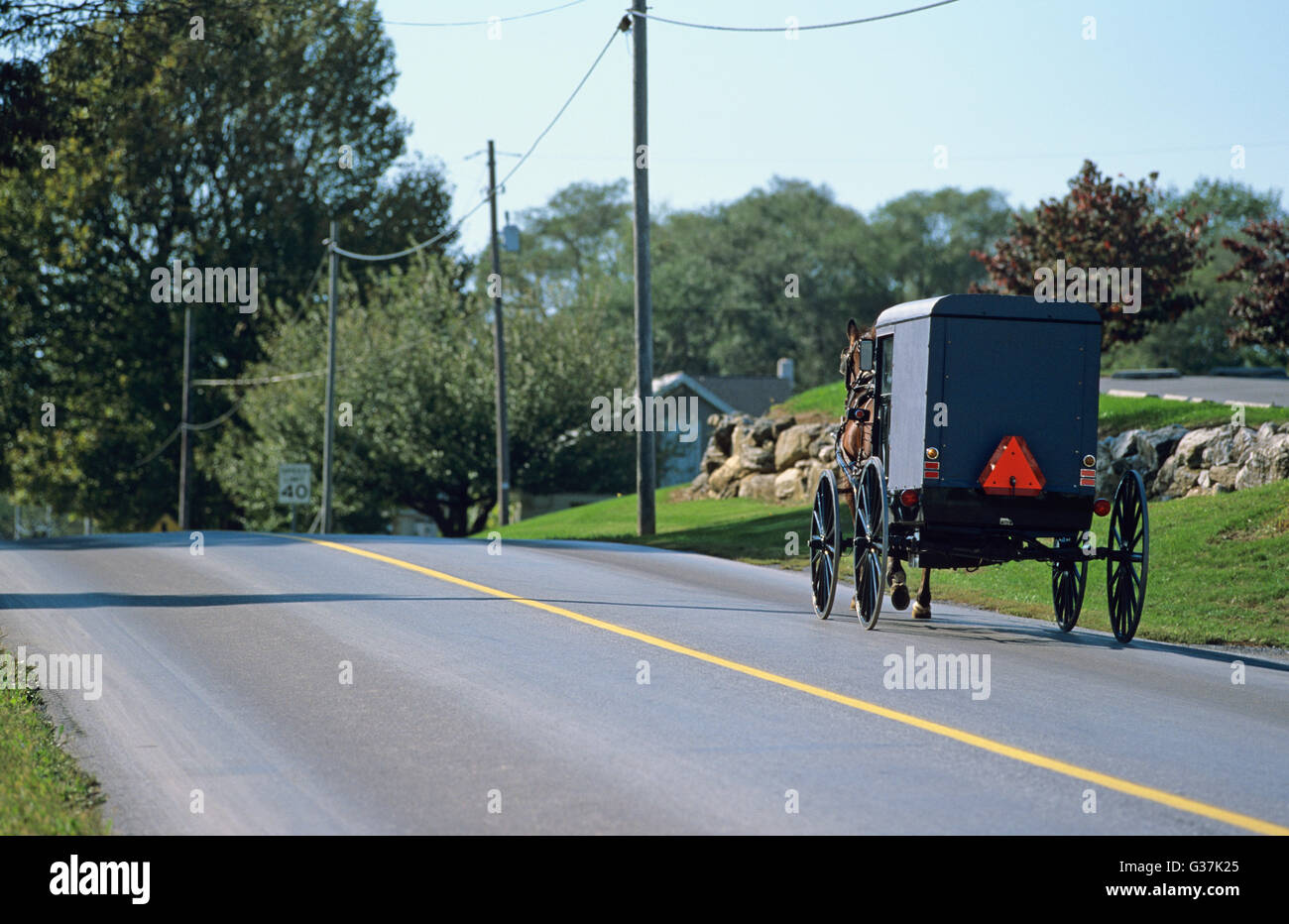 Pennsylvania dutch with horse and buggy hi-res stock photography and ...