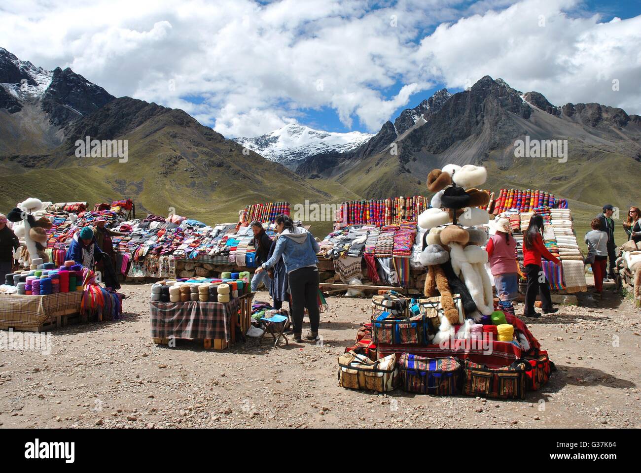 Colorful peruvian blankets hi-res stock photography and images - Alamy