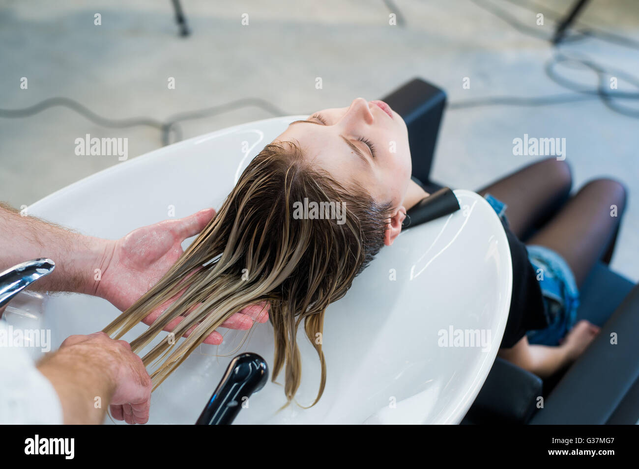 Beautiful woman getting a hair wash in beauty salon Stock Photo - Alamy