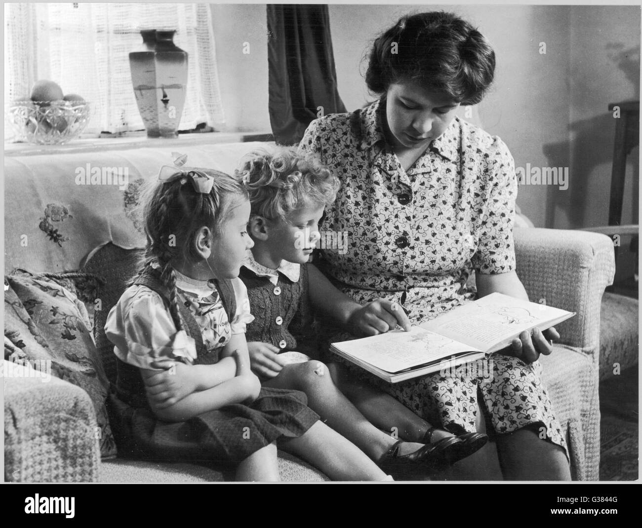 Reading mother child Black and White Stock Photos & Images - Alamy
