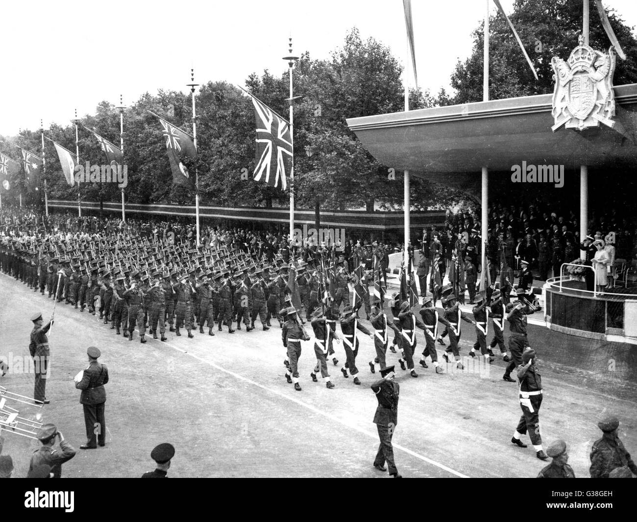 Victory parade hi-res stock photography and images - Alamy