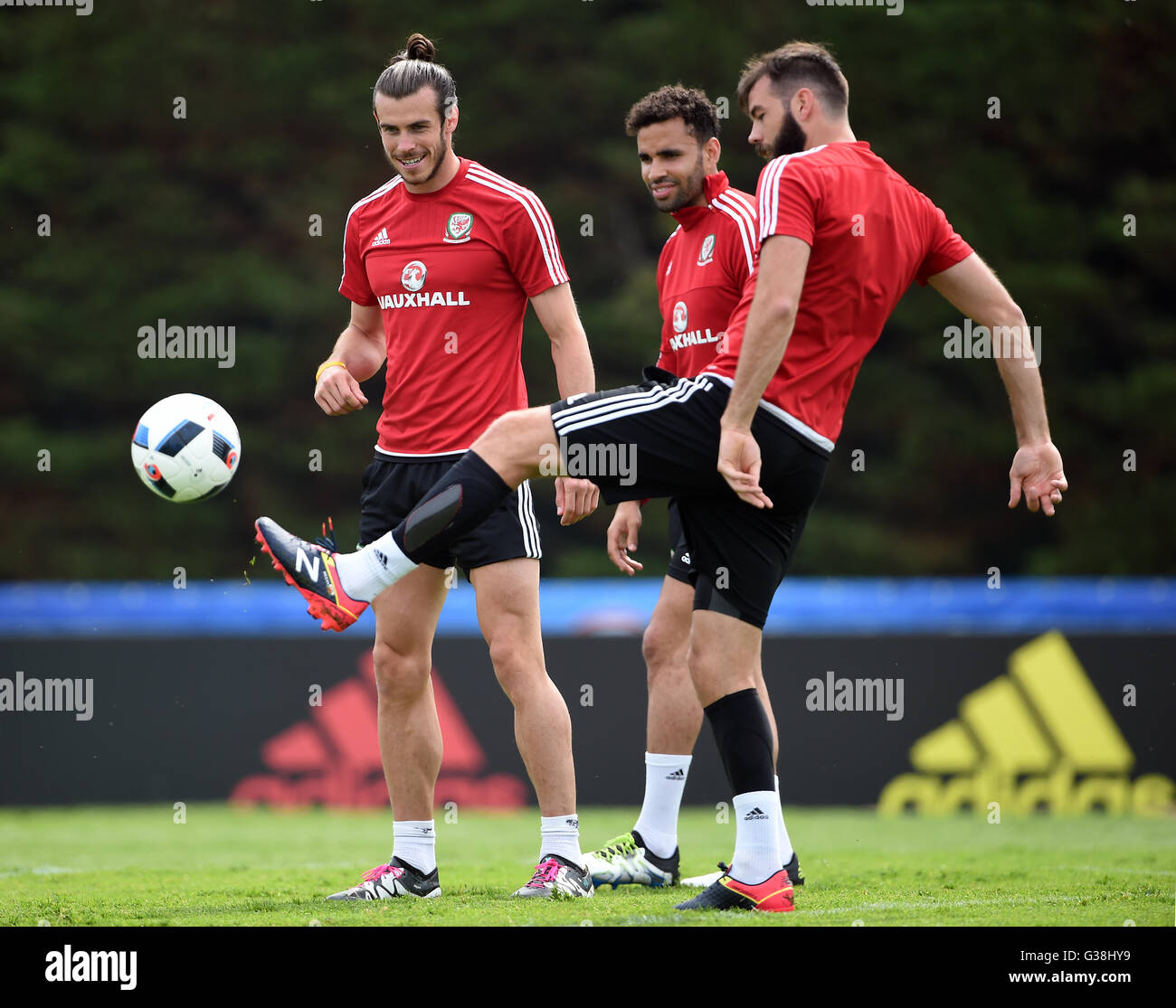 Wales' (left to right) Gareth Bale, Hal Robson-Kanu and Joe Ledley ...