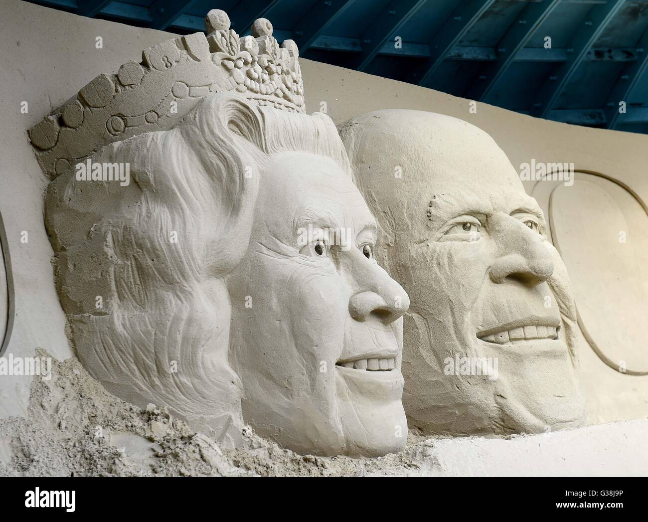 Queen elizabeth ii weymouth sculptor people artistic royal model ...