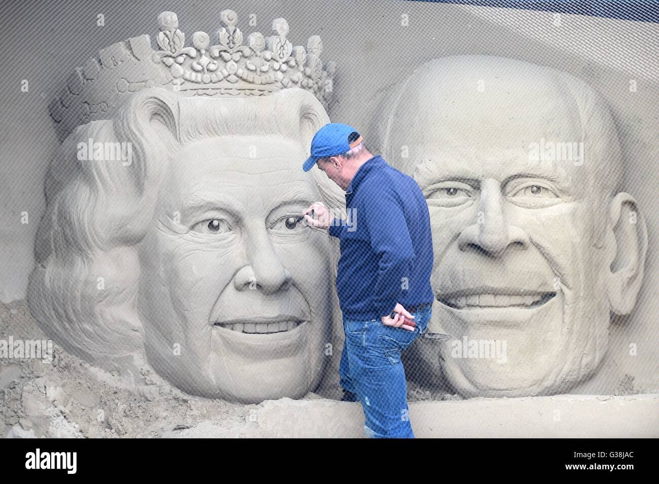 Sand sculptor "Mark Anderson" puts the finishing touches to the ...