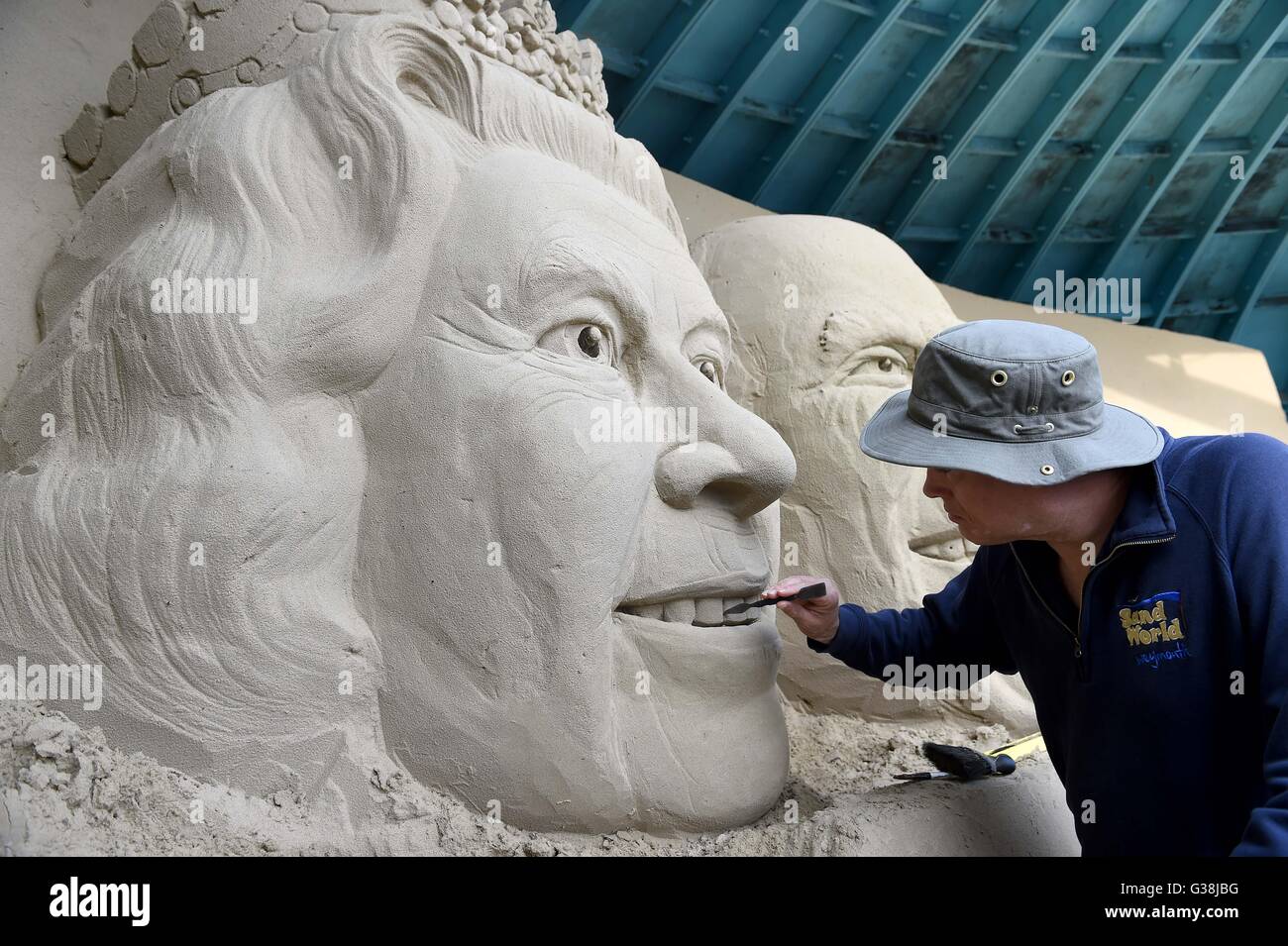 Sand sculptor "Mark Anderson" puts the finishing touches to the ...