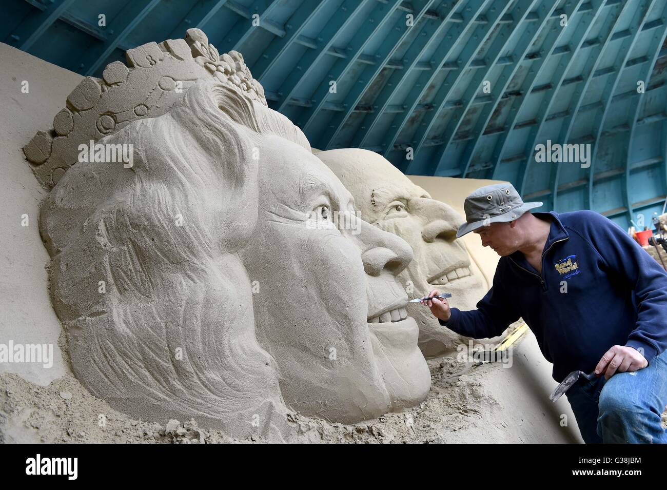 Sand sculptor "Mark Anderson" puts the finishing touches to the ...
