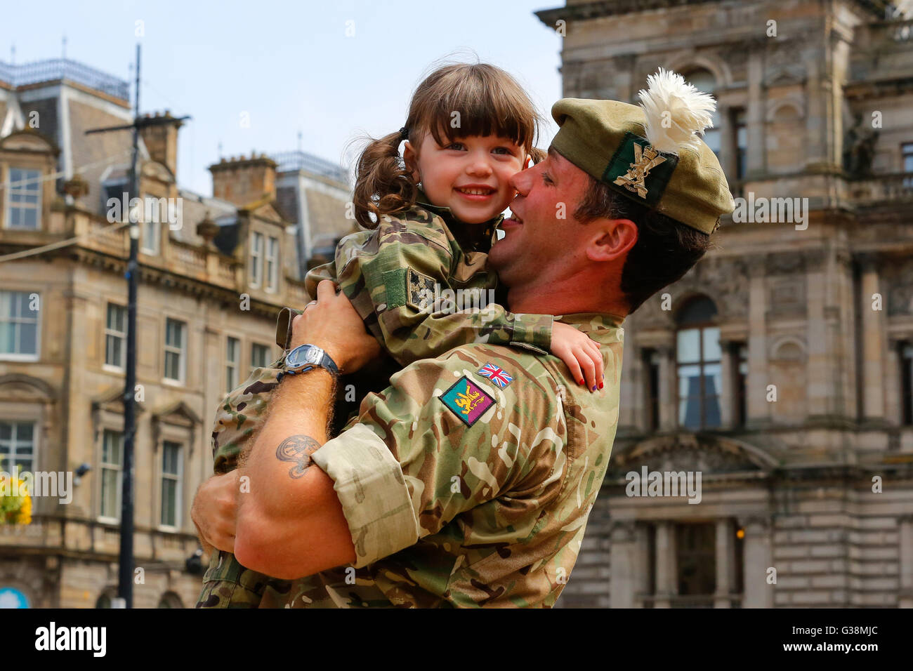 Afghanistan girl and uk hi-res stock photography and images - Alamy
