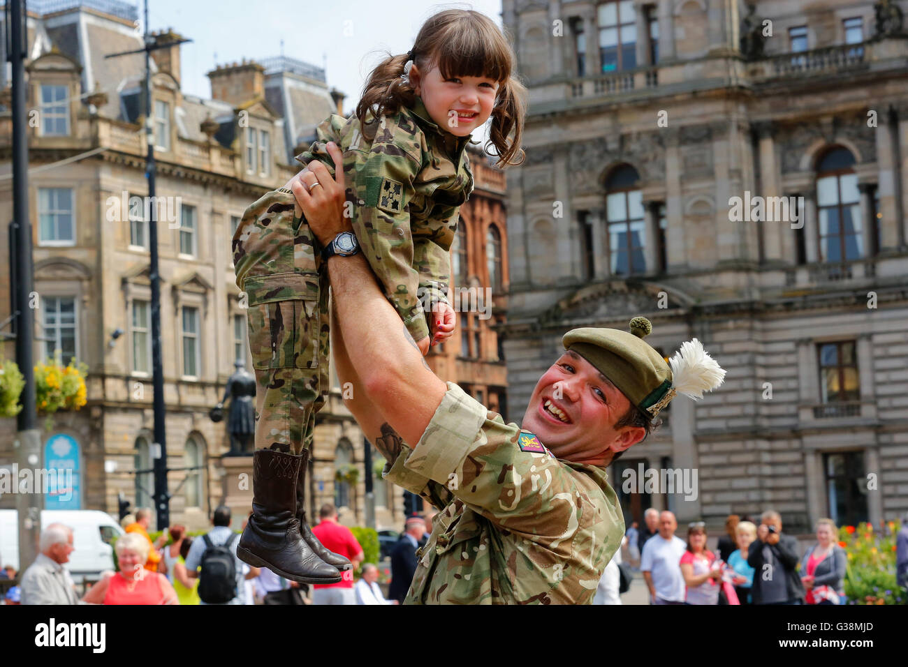 Afghanistan girl and uk hi-res stock photography and images - Alamy