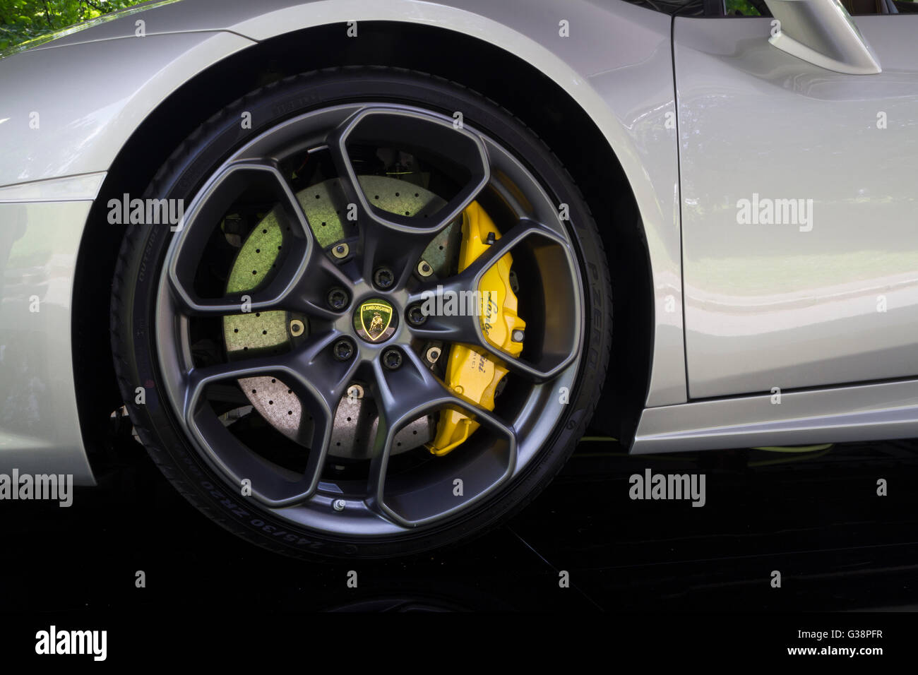 Lamborghini brake caliper hi-res stock photography and images - Alamy