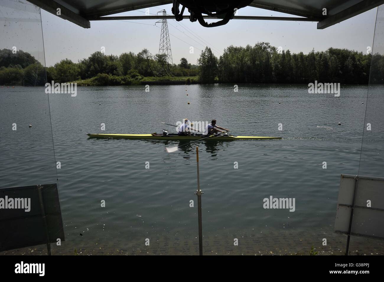Caversham Lakes, Berkshire, UK. 9th June, 2016. Rowing team training ...