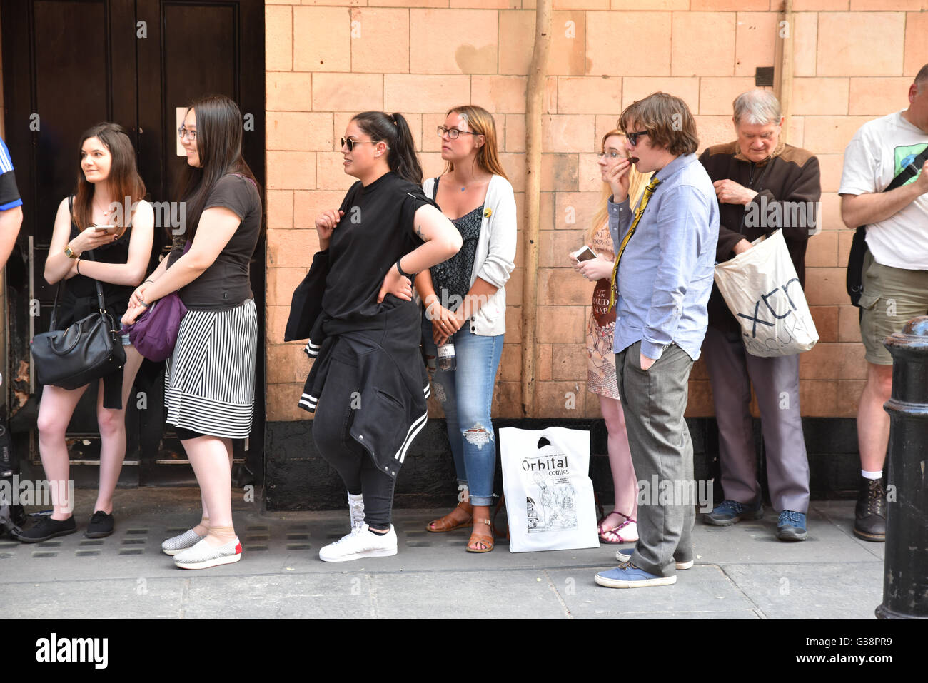 Harry potter night queue hi-res stock photography and images - Alamy