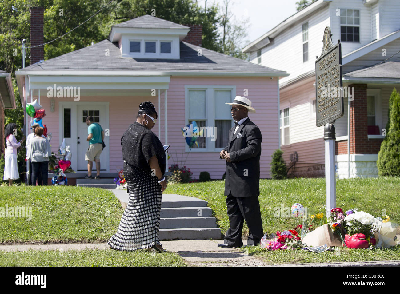 Louisville, KY, USA. 5th June, 2016. Teresa Hawkins, right and Willie ...