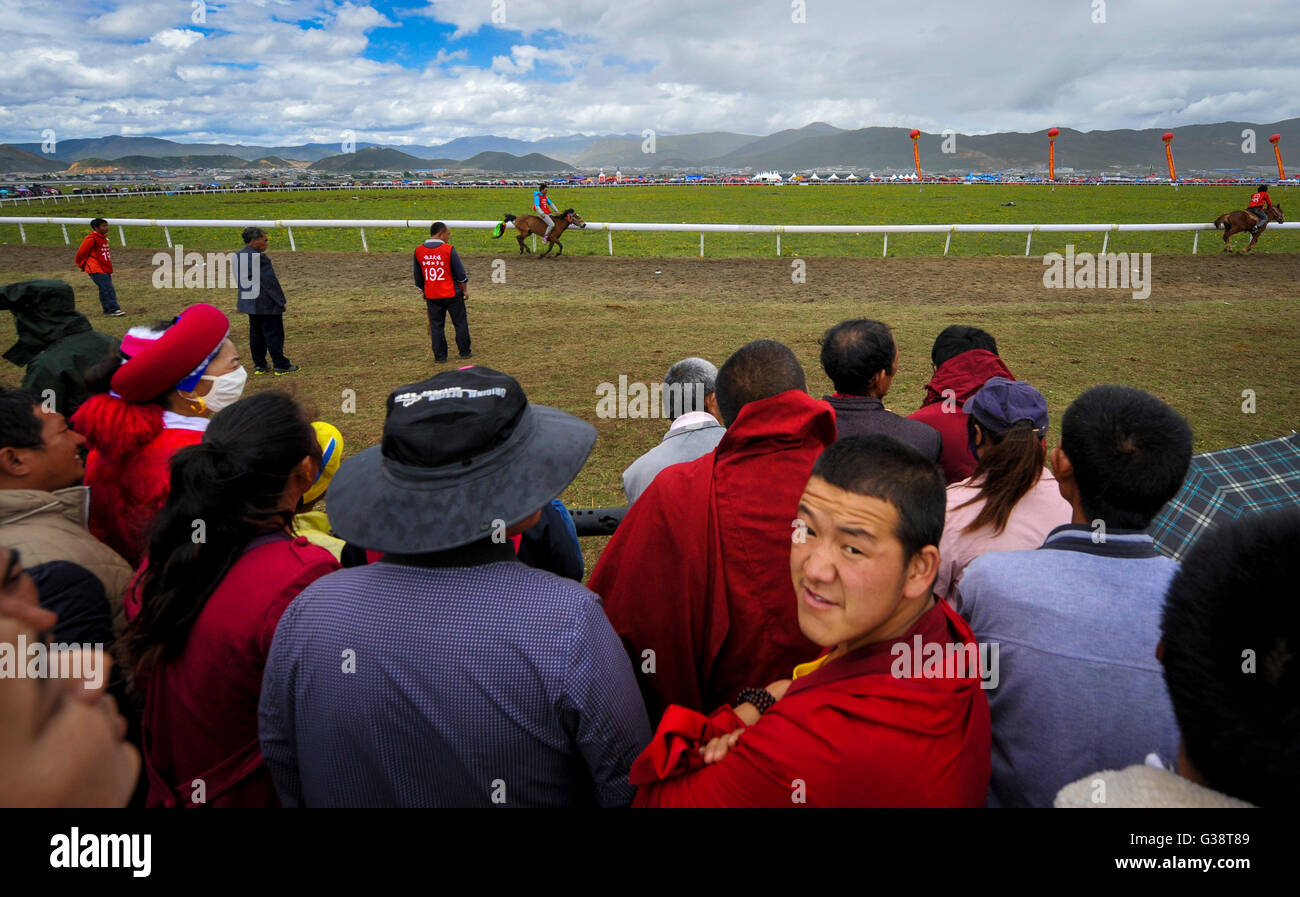 Spectators at a horse race hi-res stock photography and images - Alamy