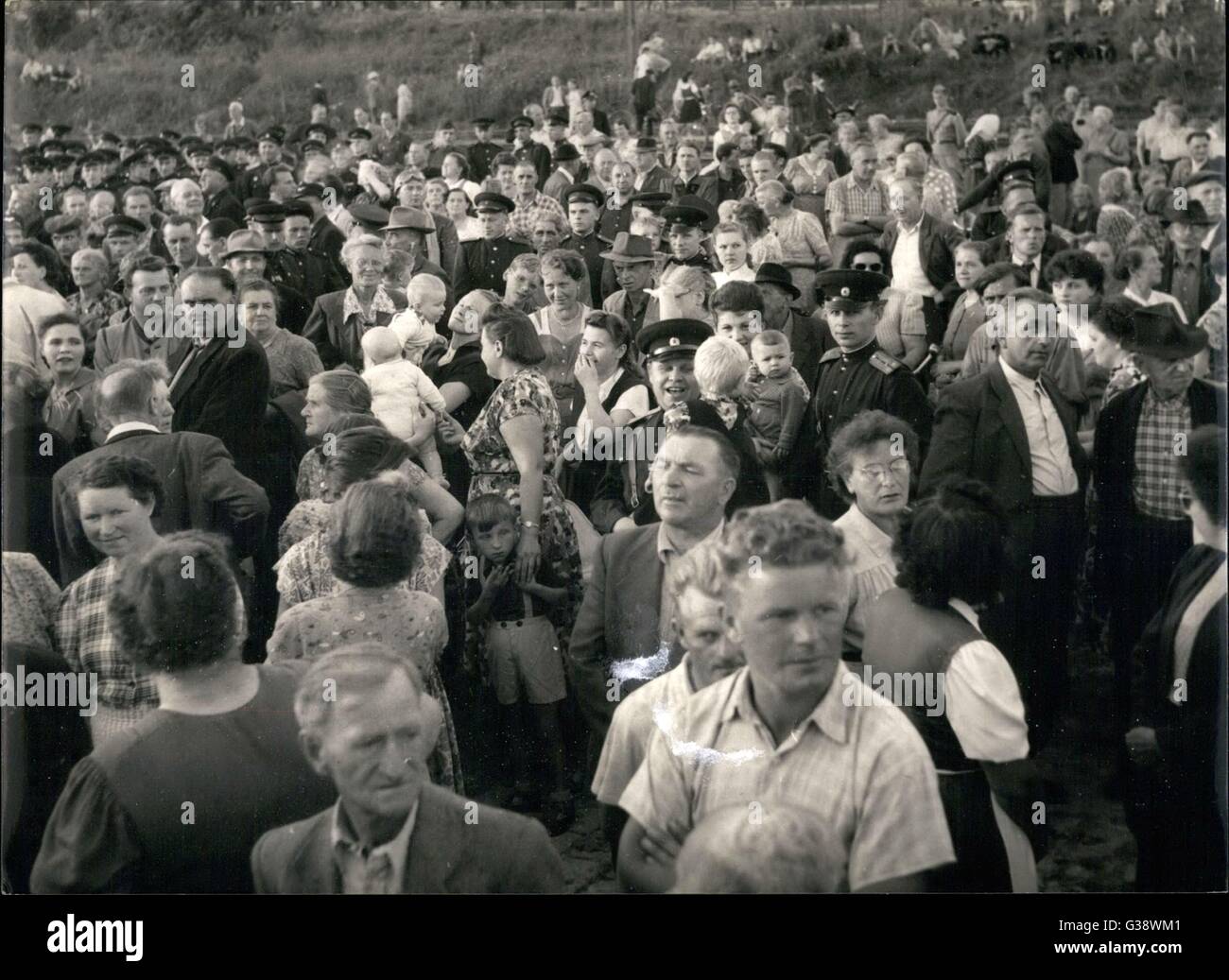 1965 - People crowd at event © Keystone Pictures USA/ZUMAPRESS.com ...