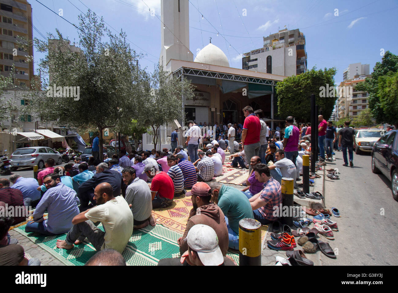 Beirut Lebanon. 10th June 2016. Muslim worshippers take the first ...