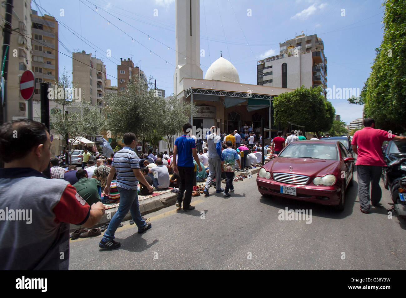 Beirut Lebanon. 10th June 2016. Muslim worshippers take the first ...