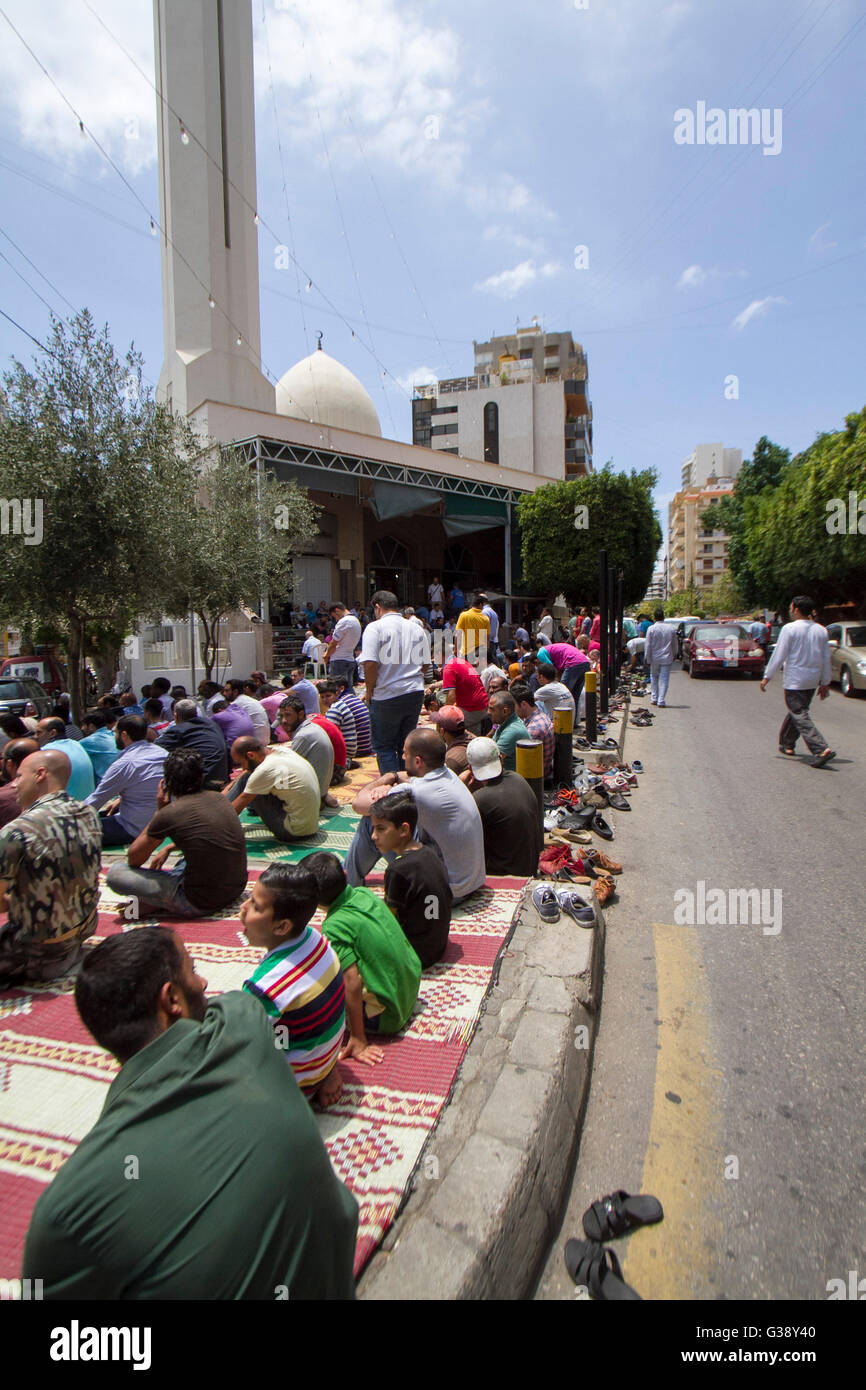 Beirut Lebanon. 10th June 2016. Muslim worshippers take the first ...