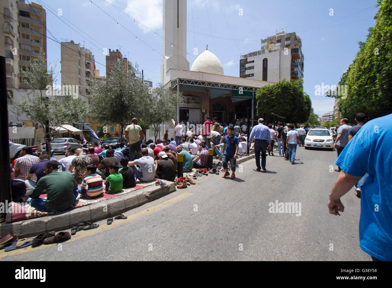 Beirut Lebanon. 10th June 2016. Muslim worshippers take the first ...