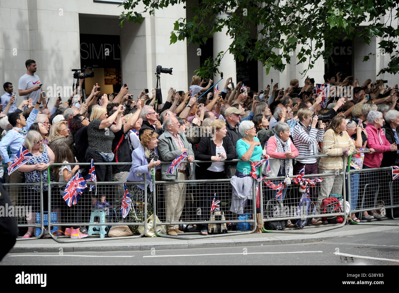 Britain royal fans hi-res stock photography and images - Alamy