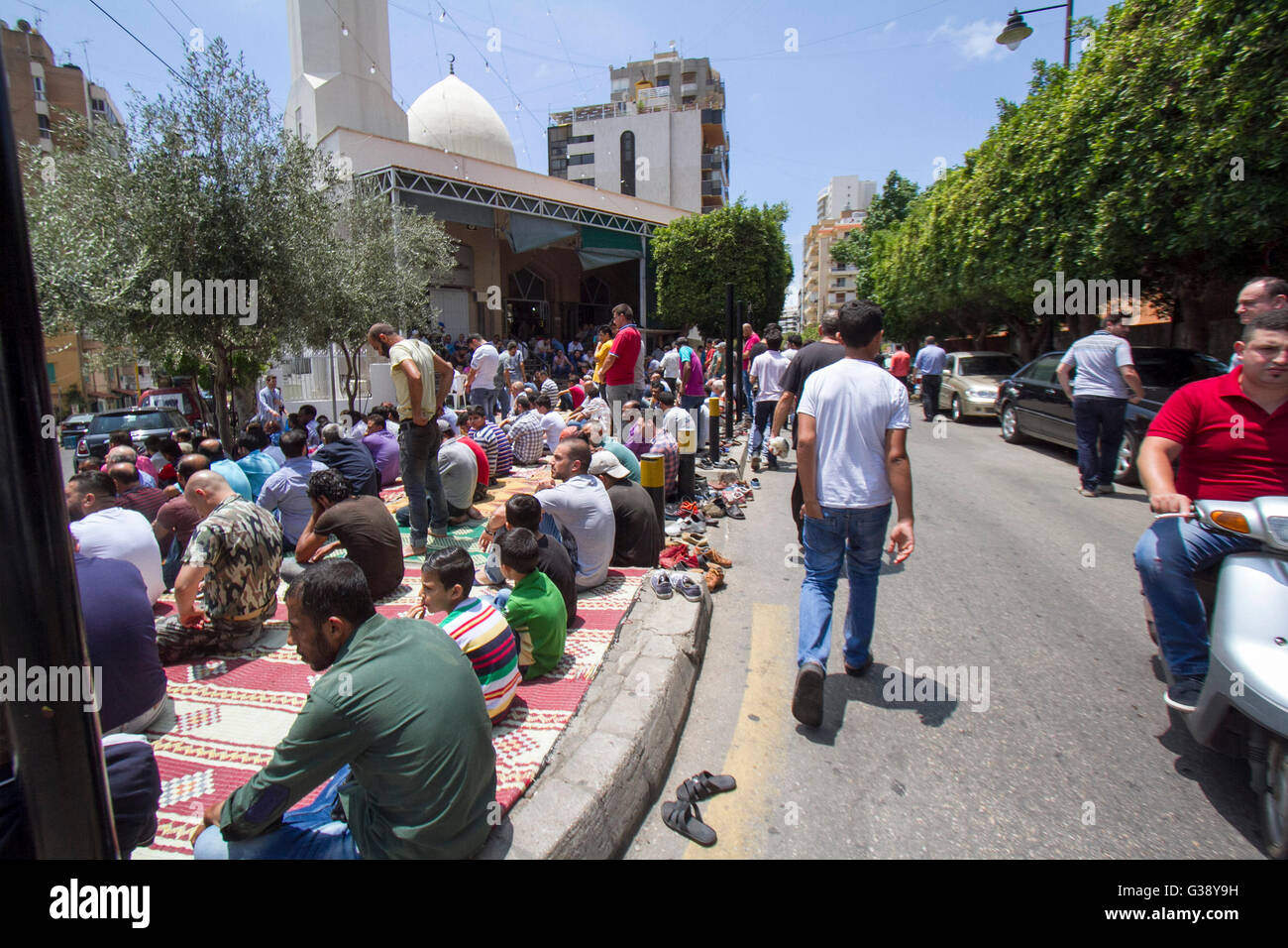 Beirut Lebanon. 10th June 2016. Muslim worshippers take the first ...
