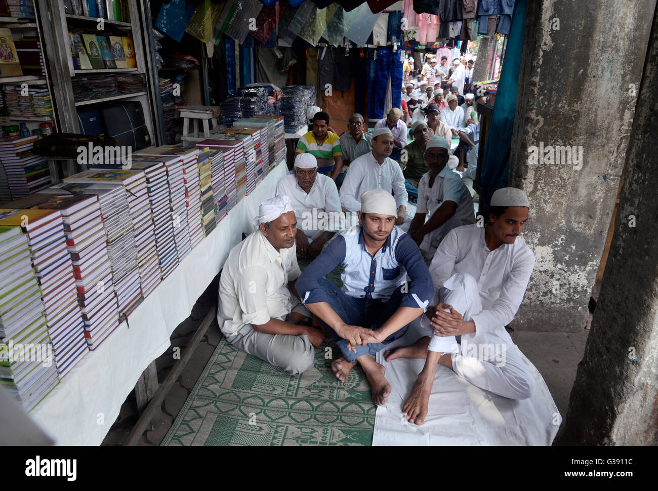 Kolkata, India. 10th June, 2016. Muslims gather for first Jumu'ah ...