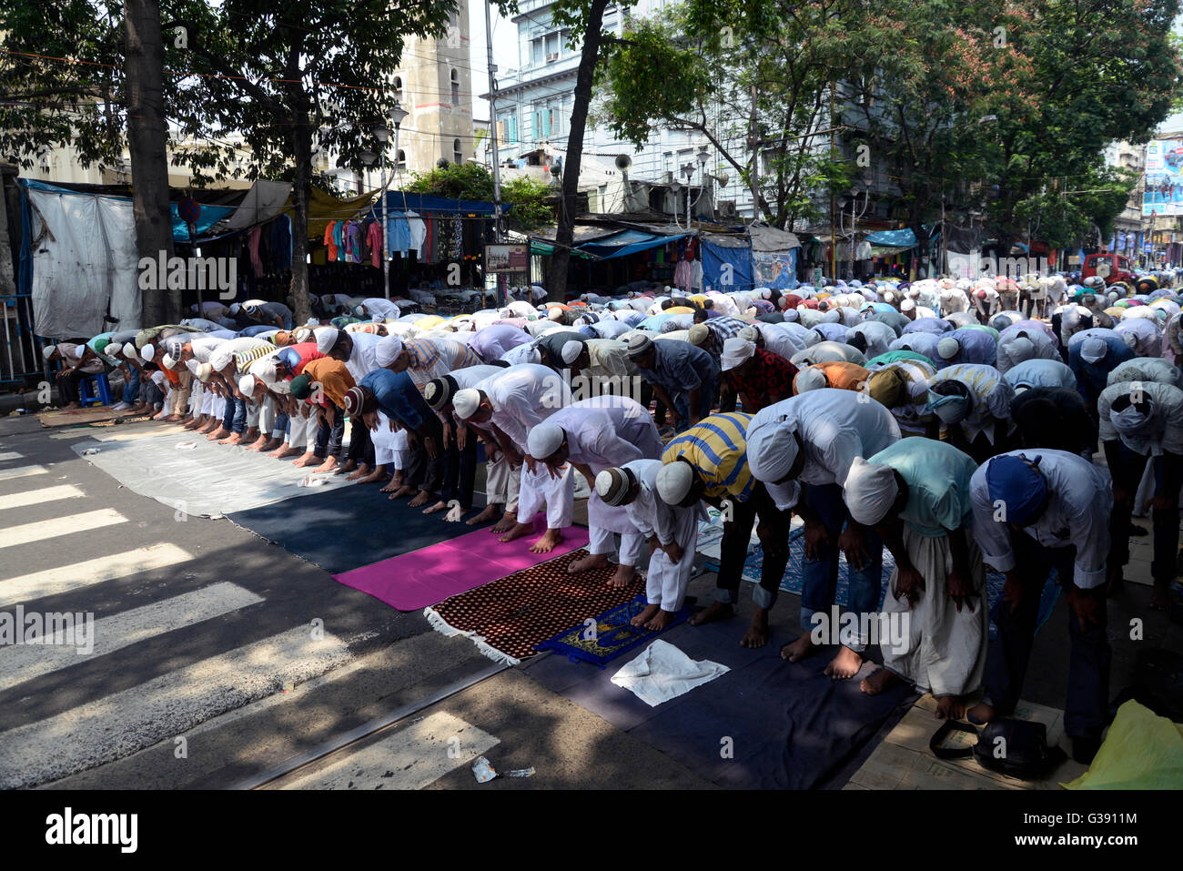 Kolkata, India. 10th June, 2016. Muslims gather for first Jumu'ah ...