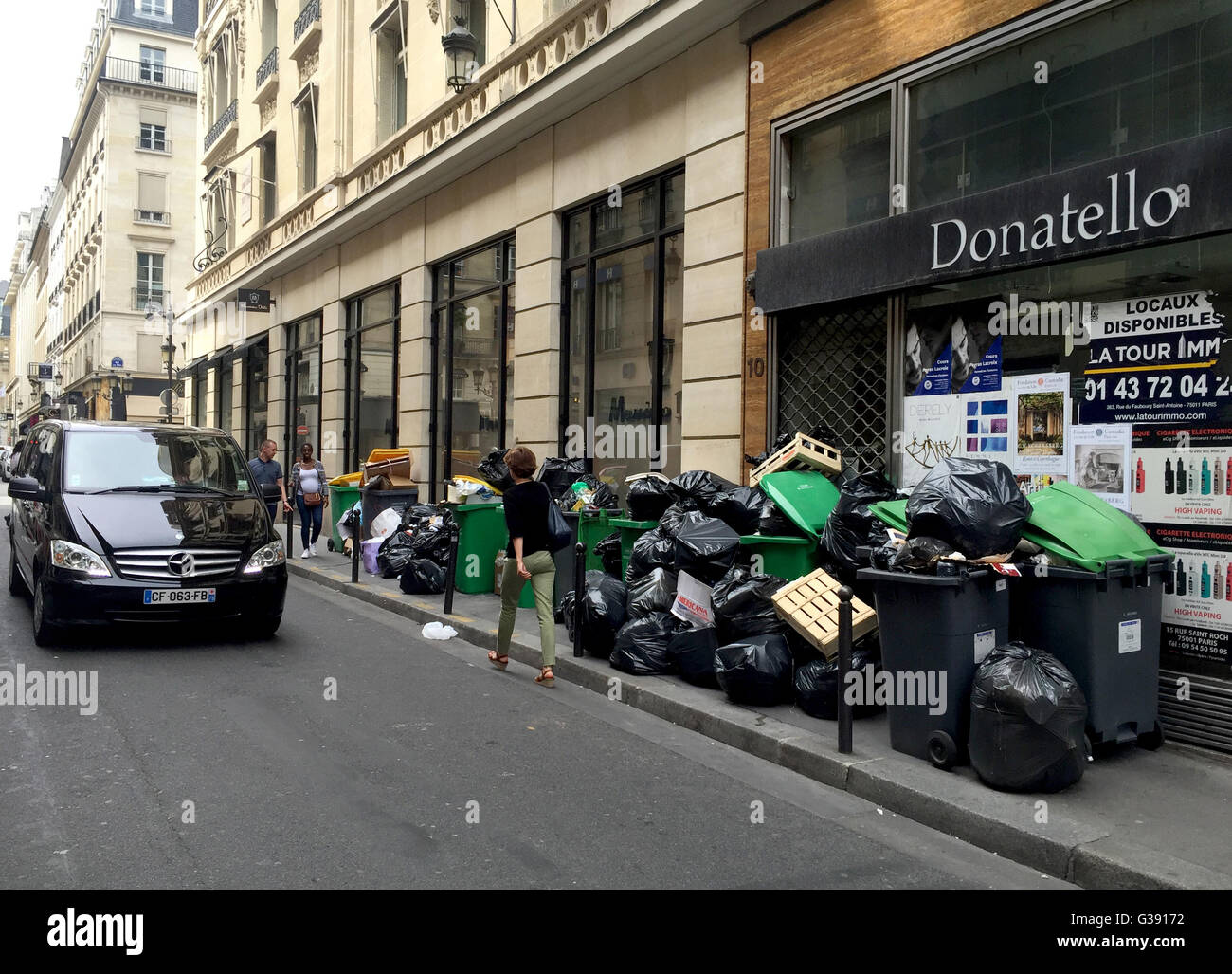 Garbage piling up hi-res stock photography and images - Alamy