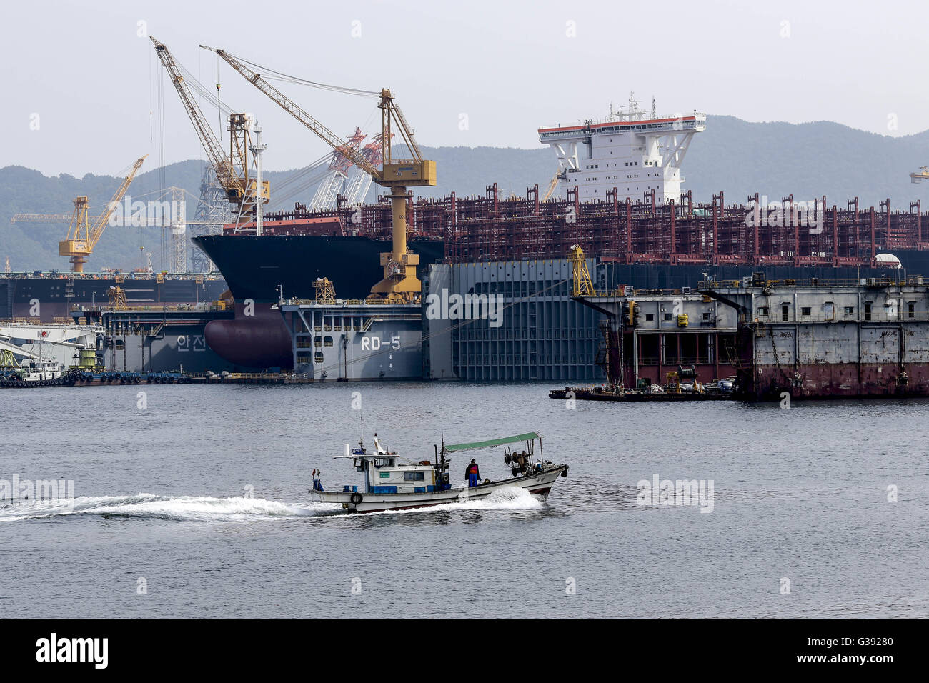 South korean container ships hi-res stock photography and images - Alamy