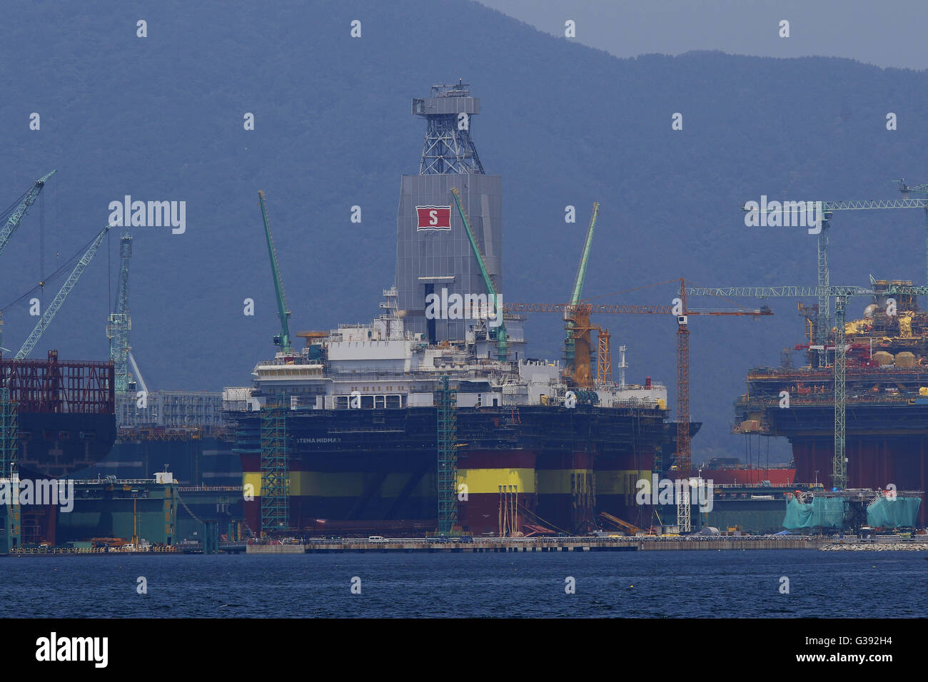 Geoje, Gyeongnam, South Korea. 10th June, 2016. Arctic Rig ship under ...