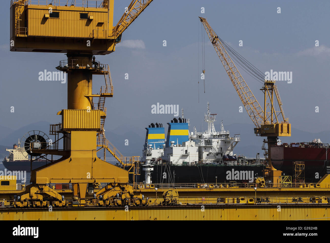 Geoje, Gyeongnam, South Korea. 10th June, 2016. Container ship under ...