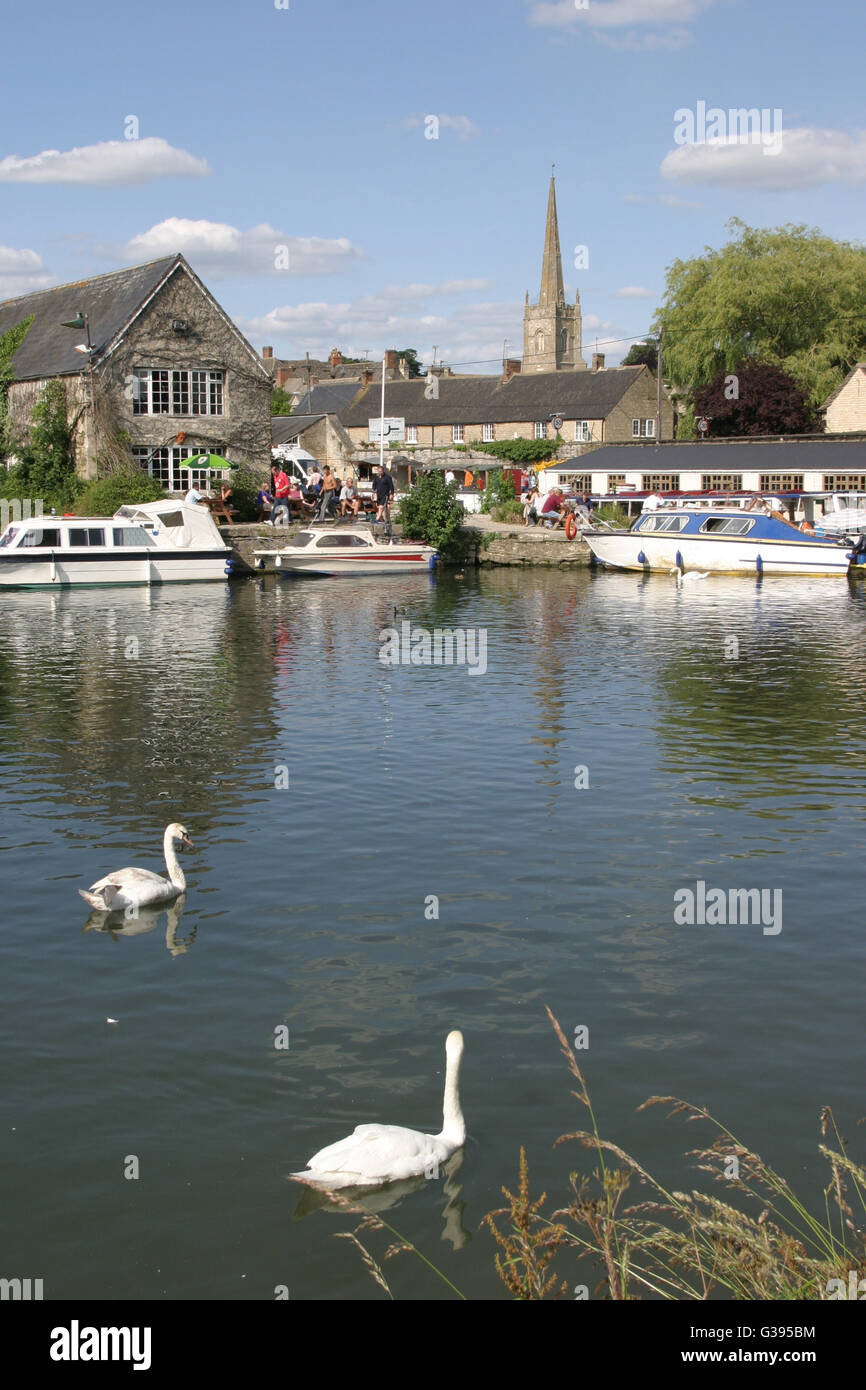 The Cotswolds. Swans on The River Thames at Lechlade and boats moored ...