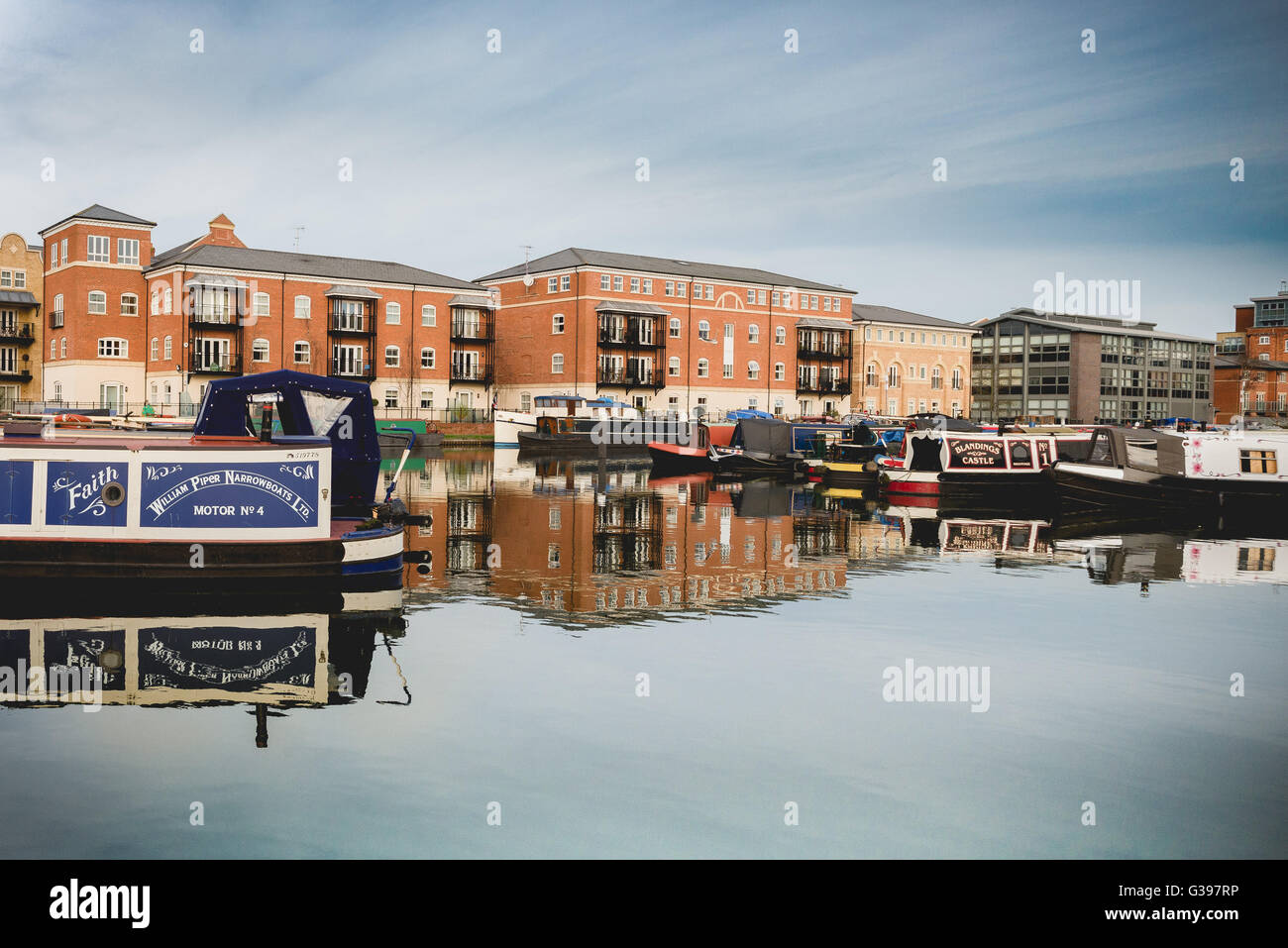 Docks and canal boats hi-res stock photography and images - Alamy