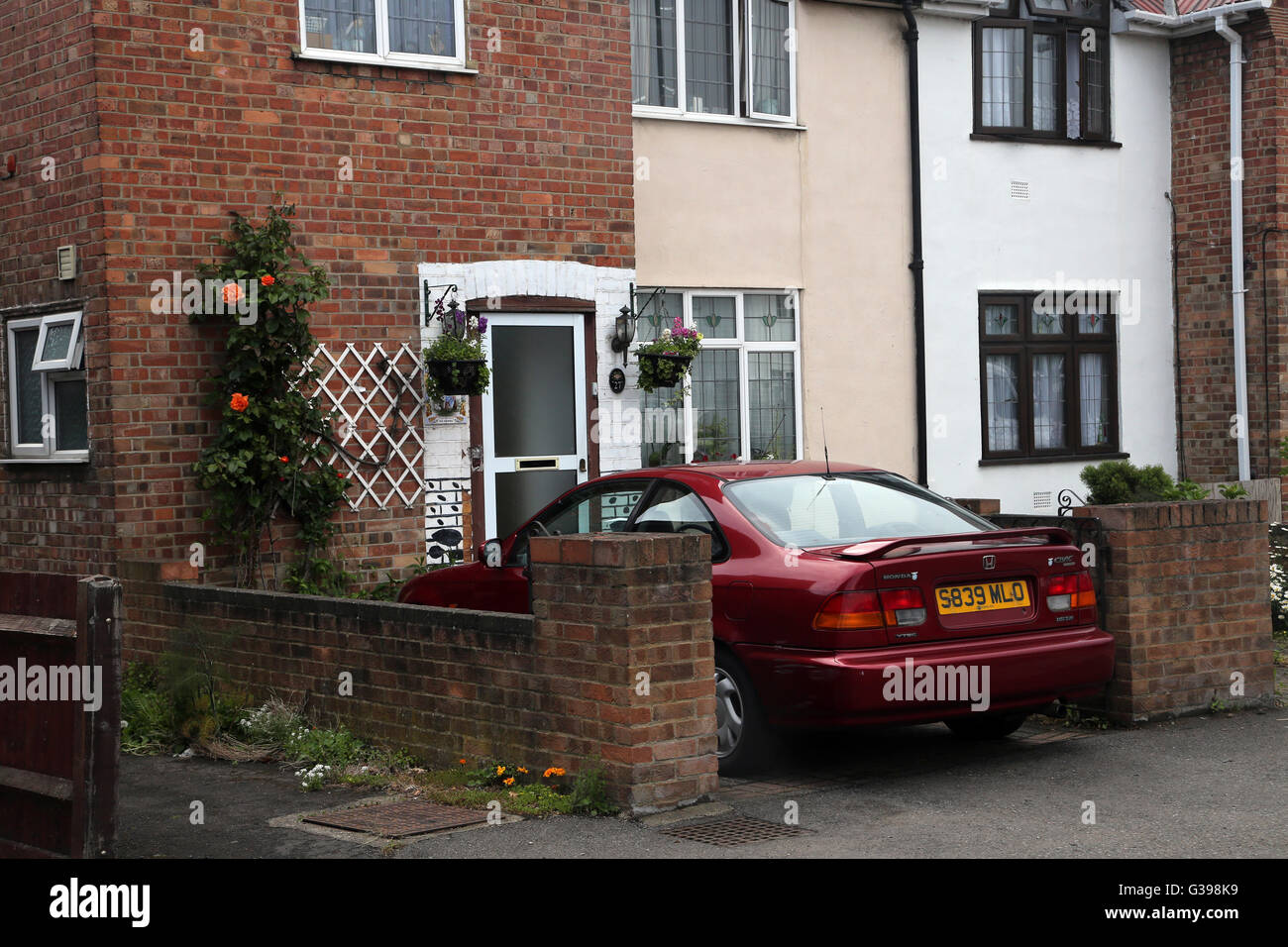 Car parked outside house hi-res stock photography and images - Alamy