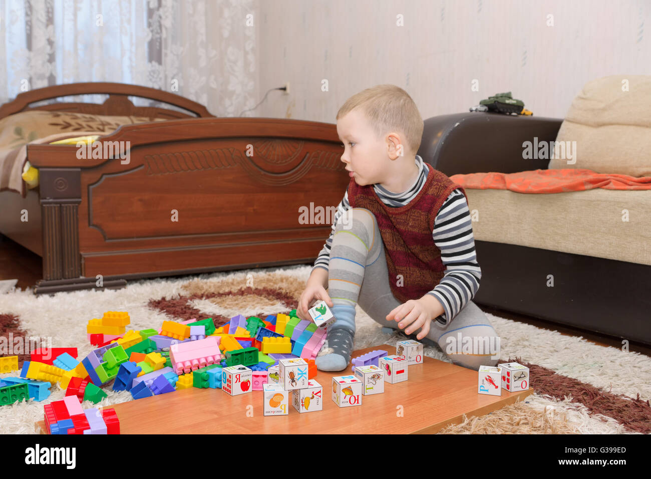 Children playing with blocks hi-res stock photography and images - Alamy