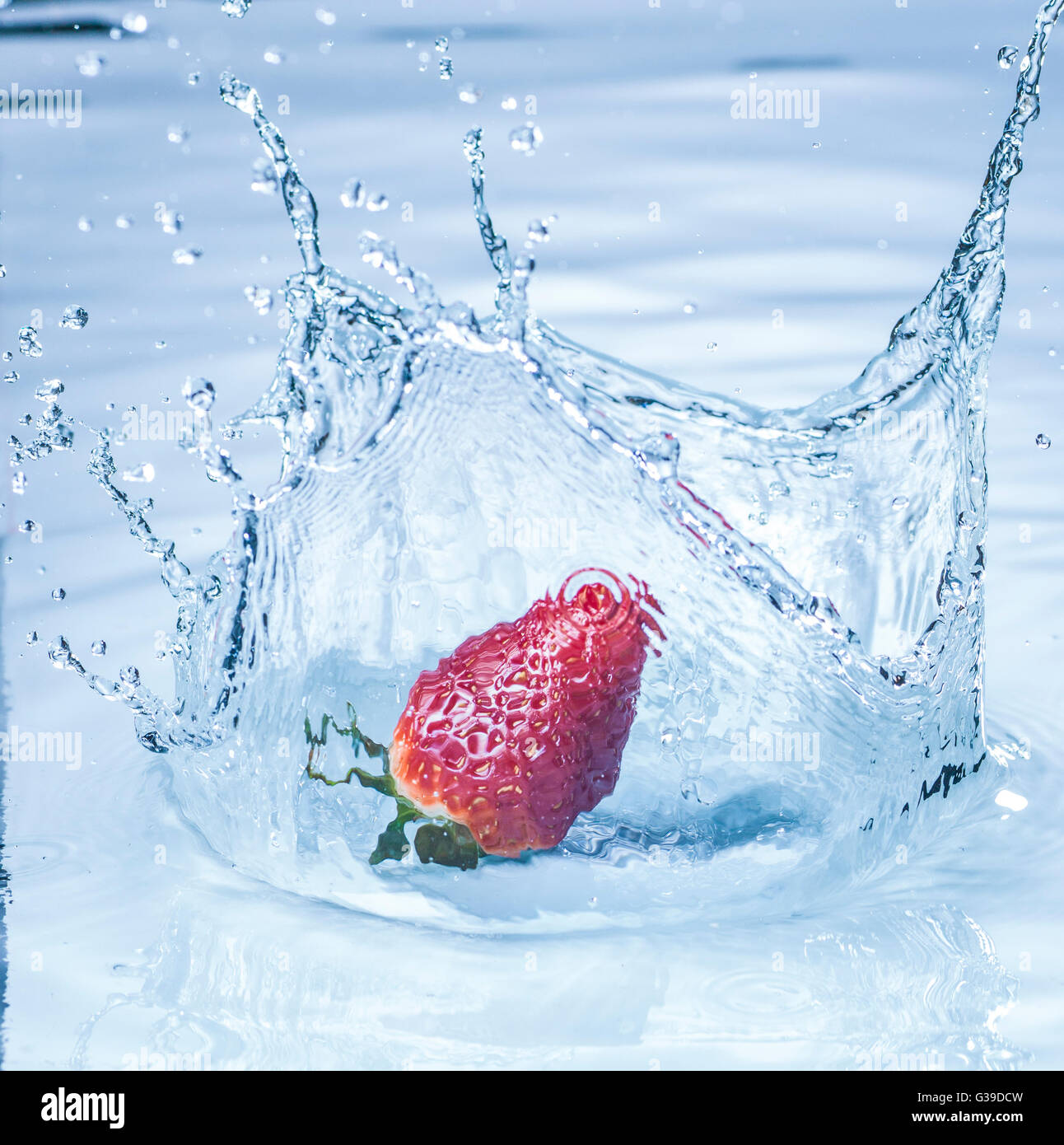 Strawberry water splash hi-res stock photography and images - Alamy