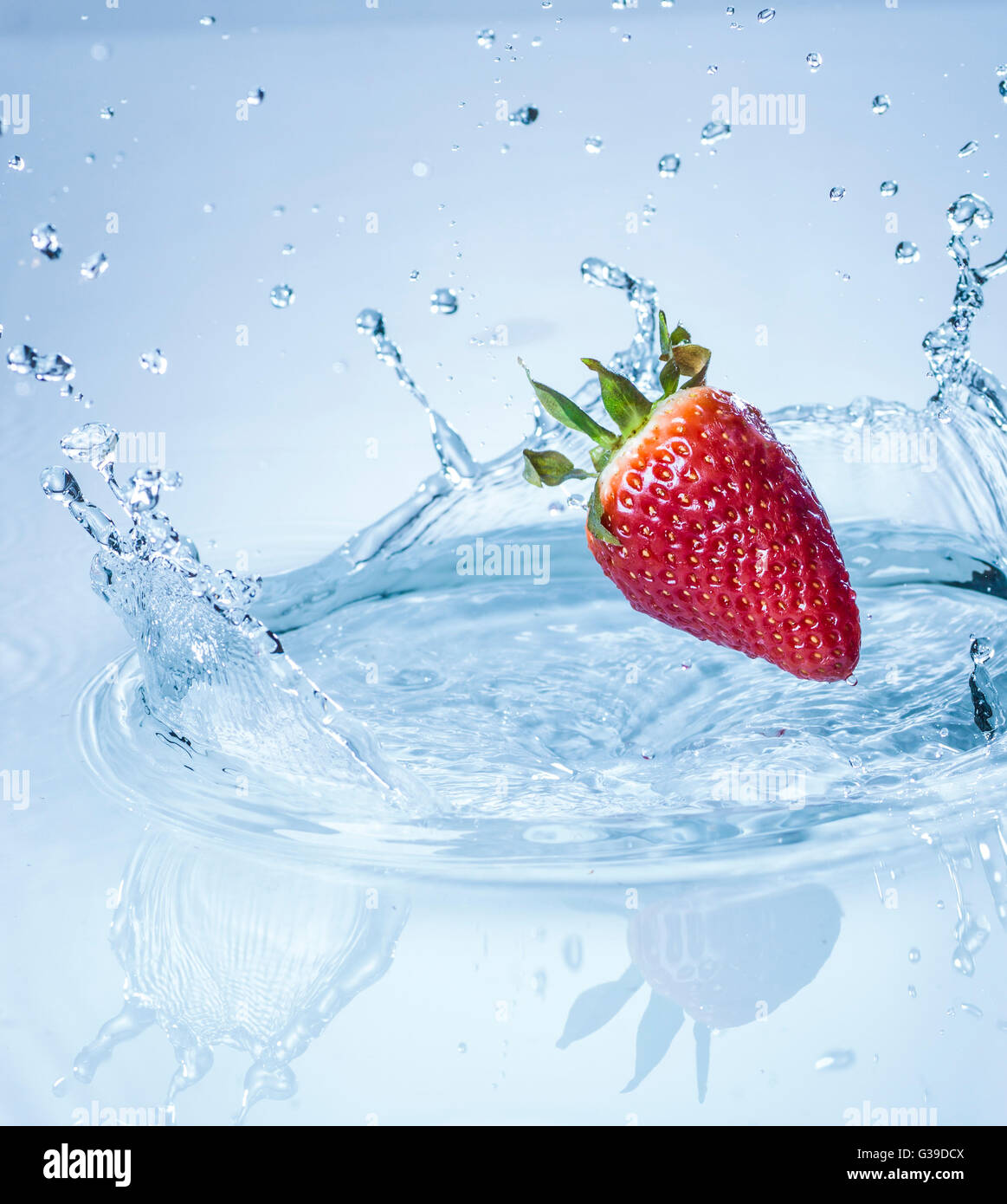 Fruits strawberry water splash hi-res stock photography and images - Alamy