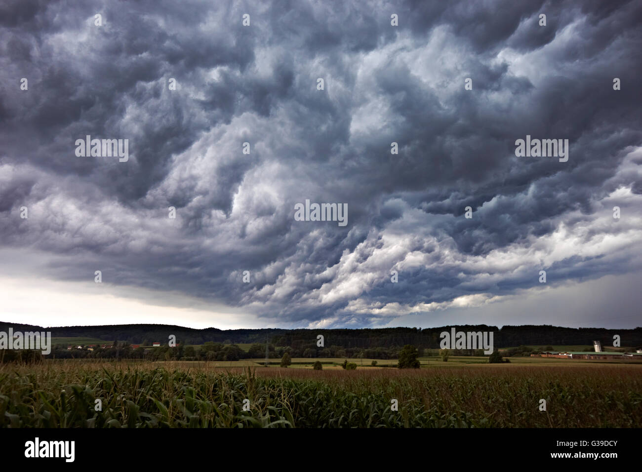 Thunder clouds hi-res stock photography and images - Alamy
