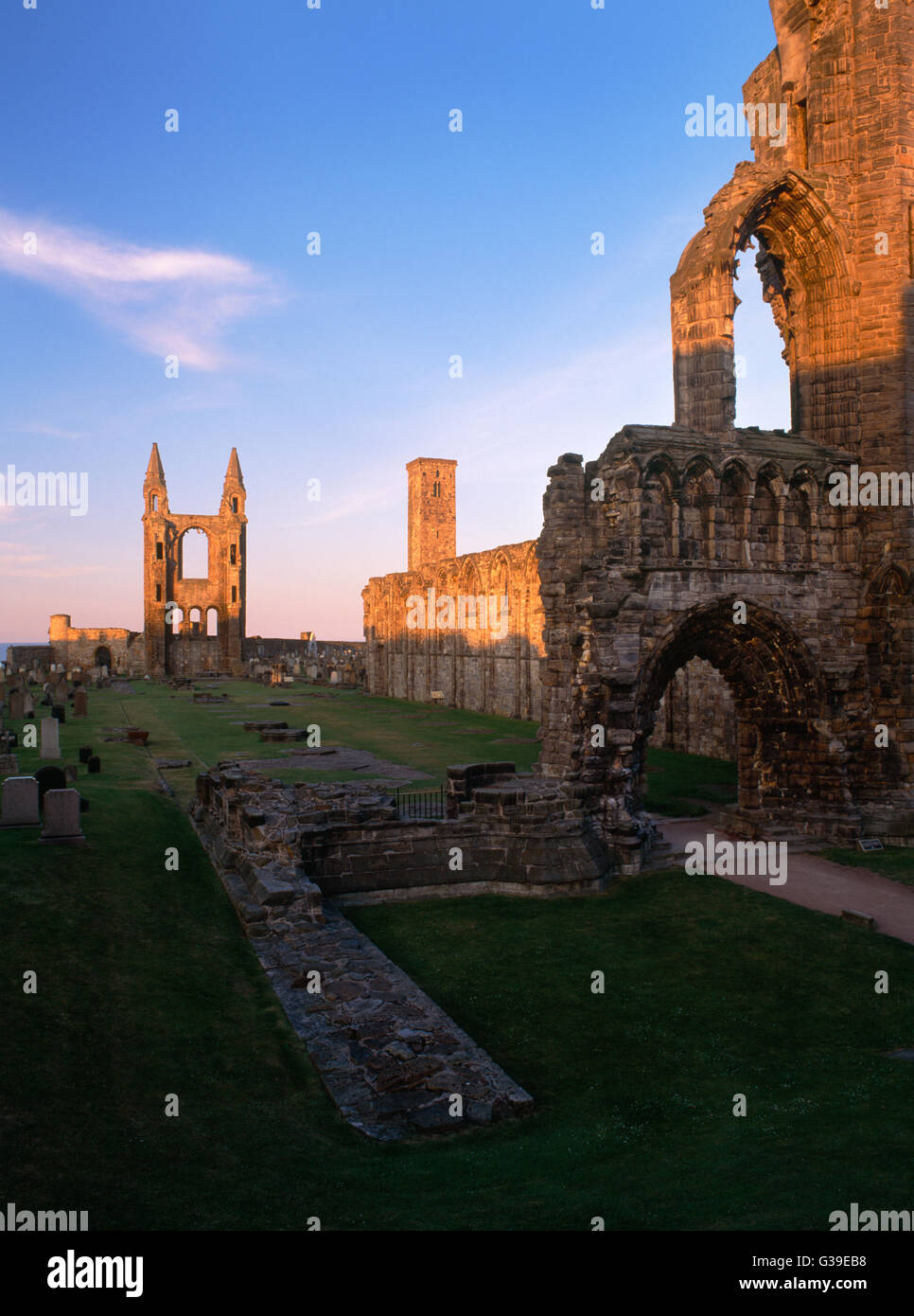St regulus tower st rule st andrews hi-res stock photography and images ...