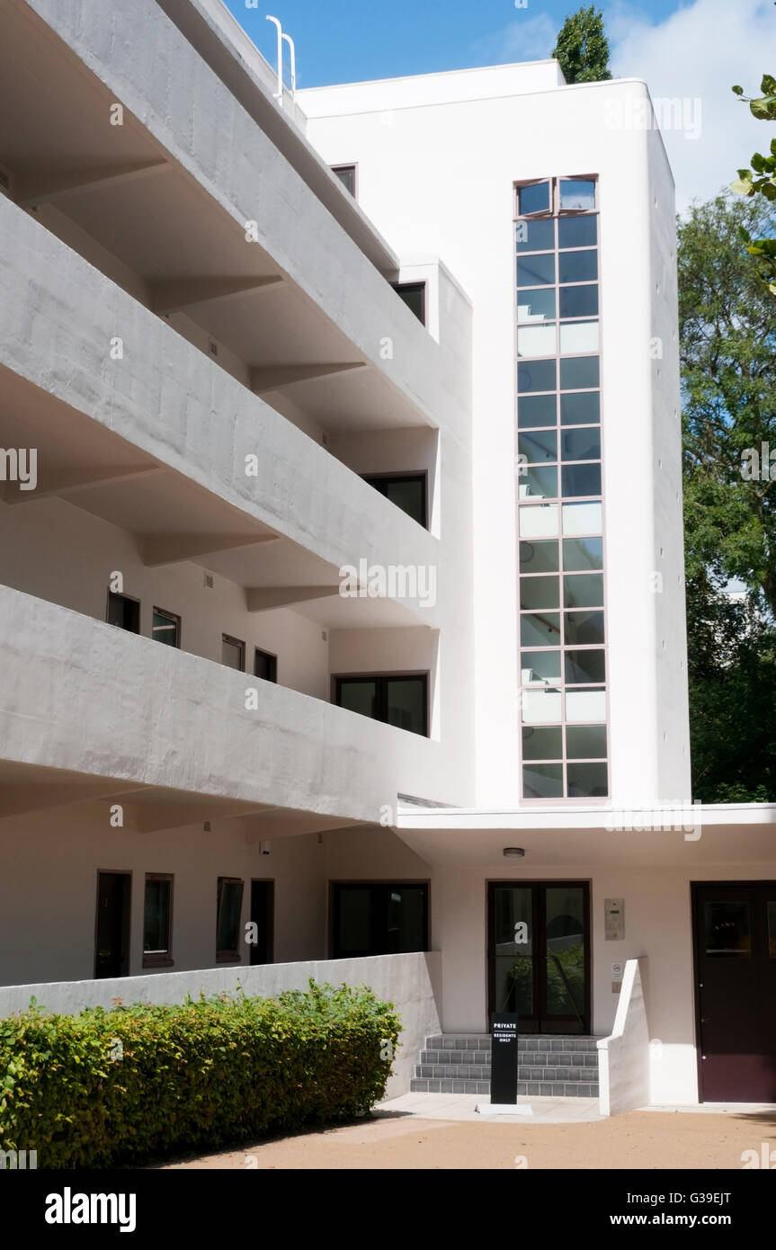The Bauhaus influenced 1930s modernist Isokon apartment building ...