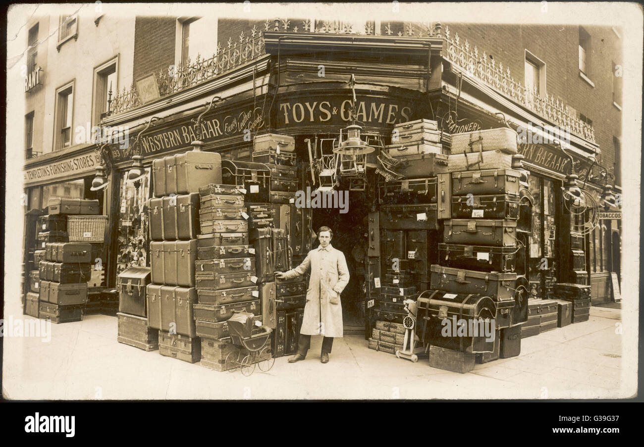 Suitcases piled high hi-res stock photography and images - Alamy
