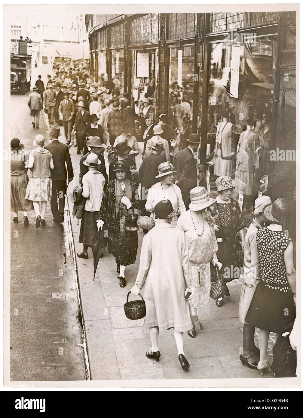 LONDON SHOPPERS 1928 Stock Photo - Alamy