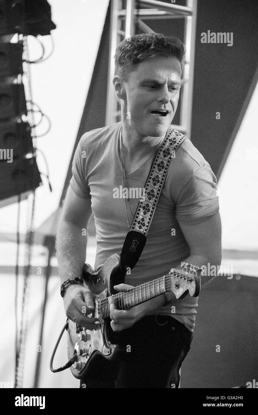 Band while concert hi-res stock photography and images - Alamy