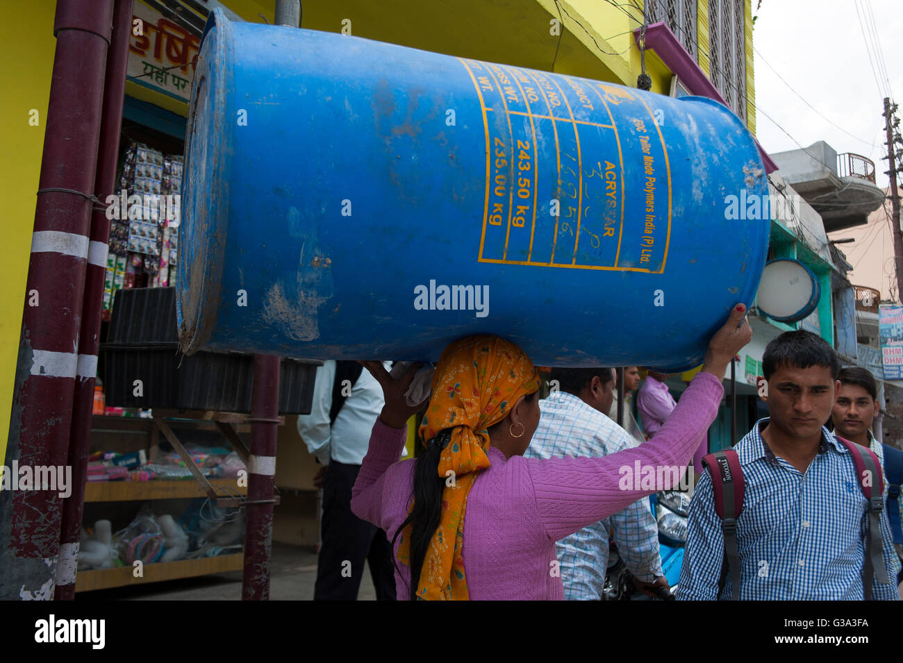 Indian woman carrying heavy load hi-res stock photography and images ...
