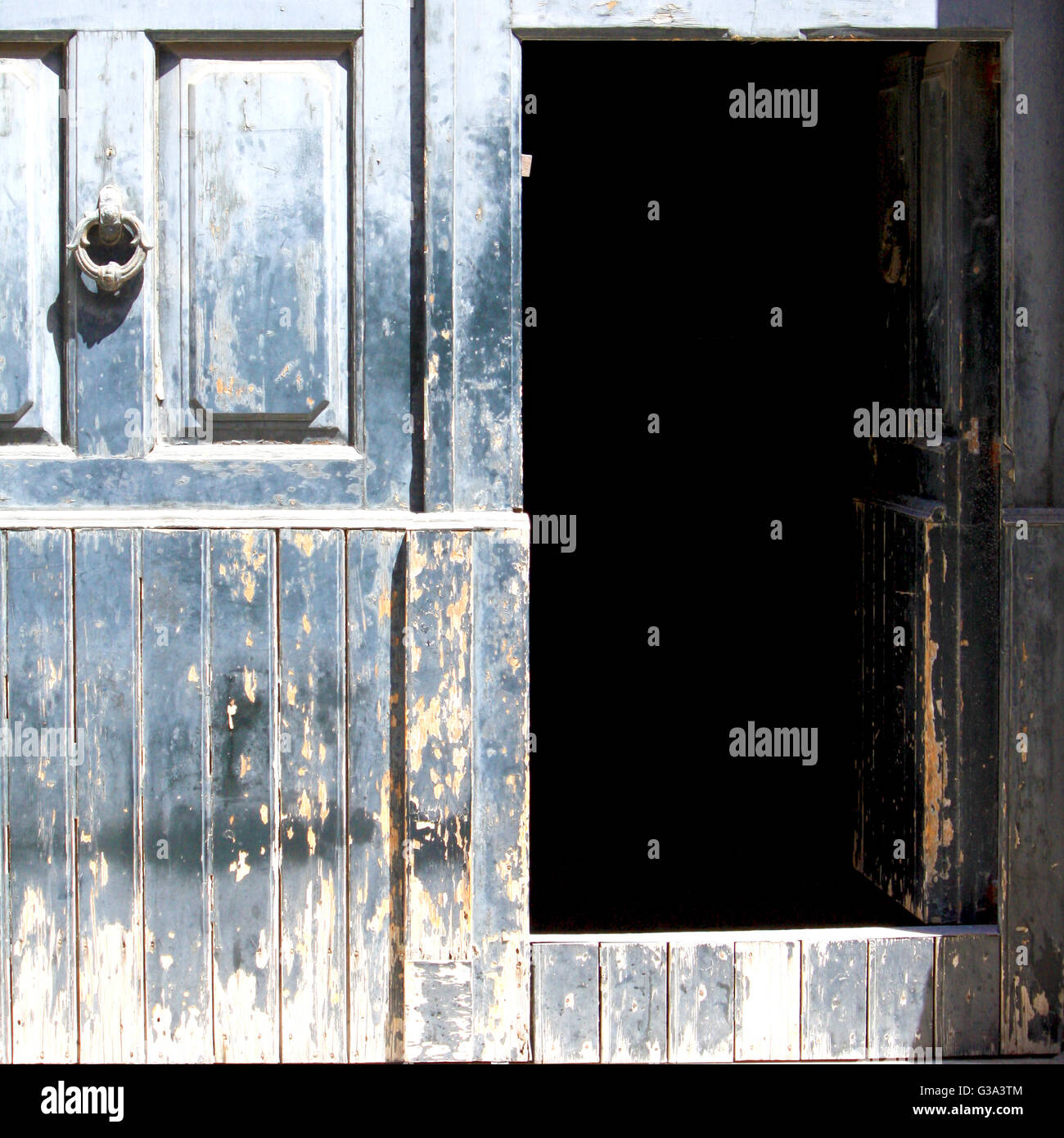 Open door building architecture hi-res stock photography and images - Alamy
