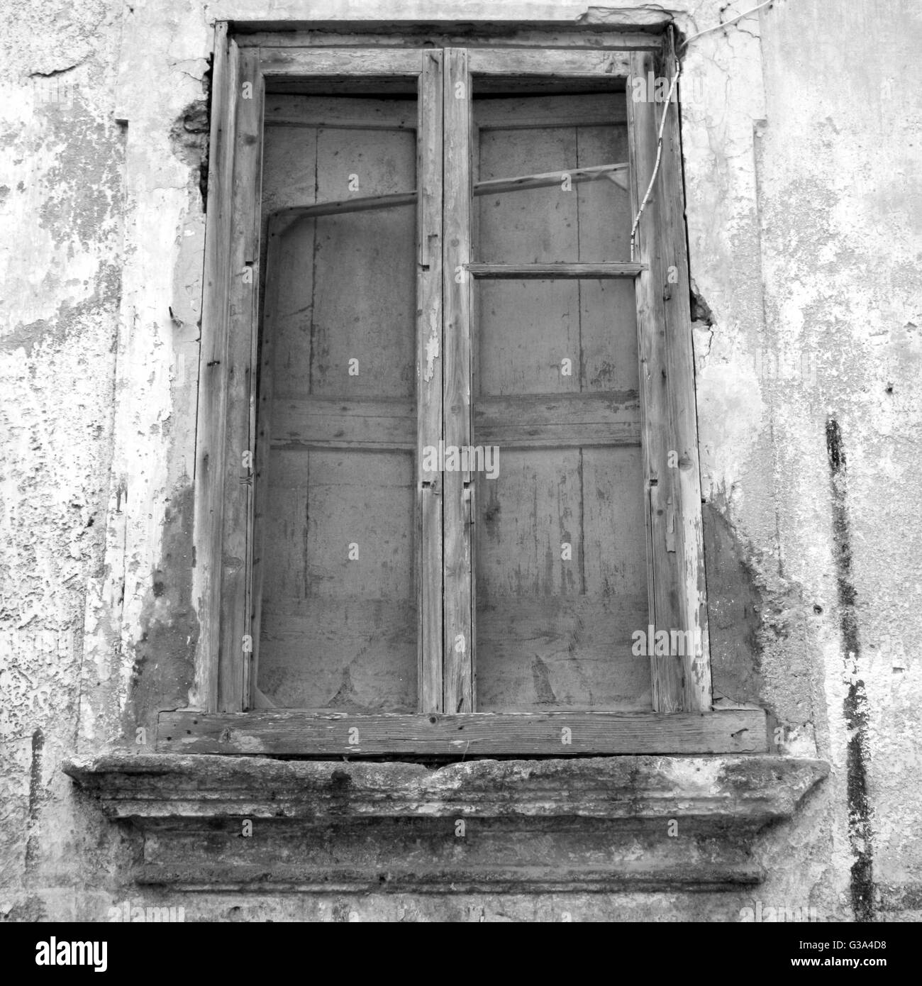 Old windows on house Black and White Stock Photos & Images - Alamy