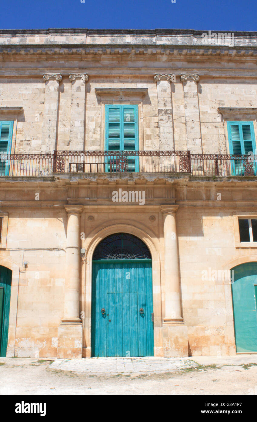 Antique house facade southern Italy Stock Photo - Alamy