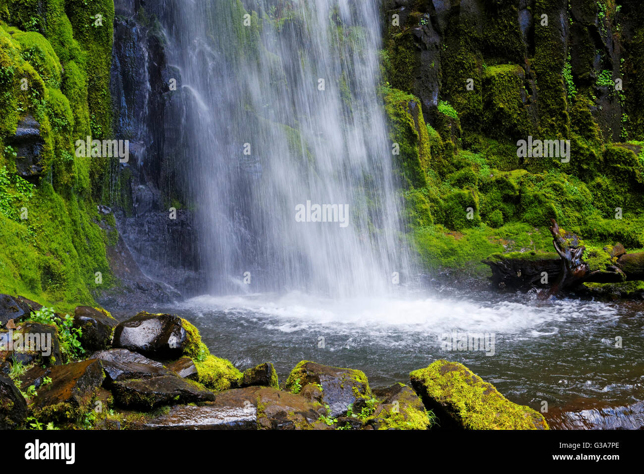 Cliff base hi-res stock photography and images - Alamy